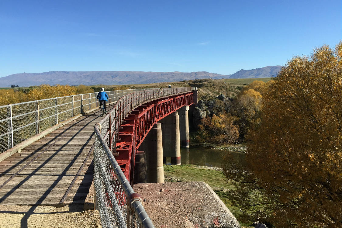 Travelling the Otago Central Rail trail New Zealand
